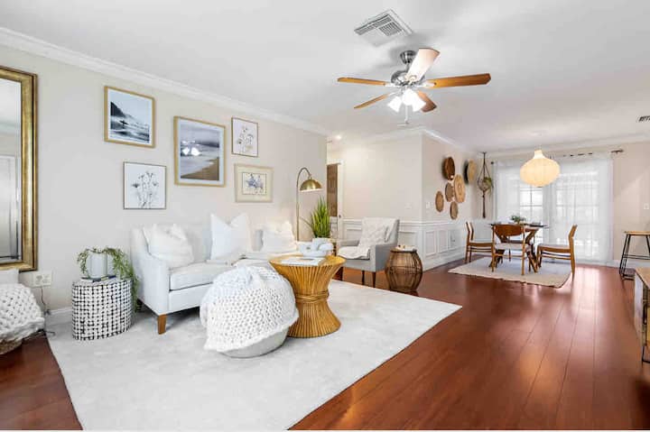 Entire House! Hot Tub, Sleeps 6, 2 Baths, Big Yard - Naples, FL