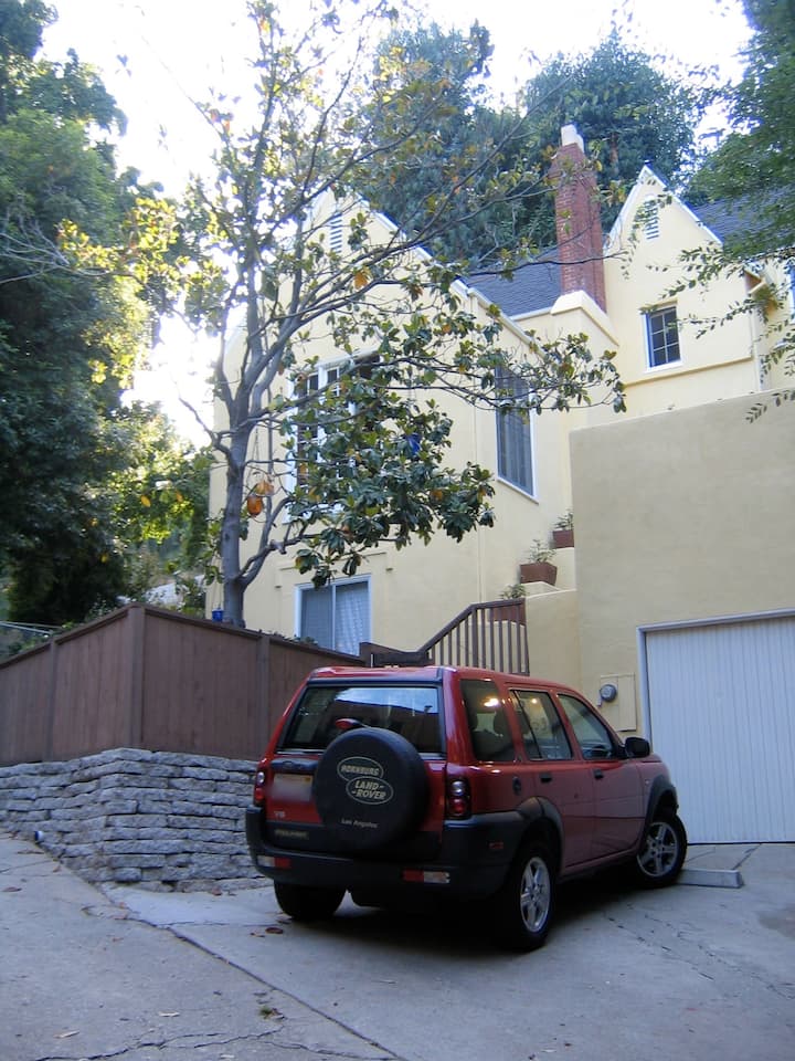Hollywood Hills Garden Apt W/patio - Los Angeles, CA