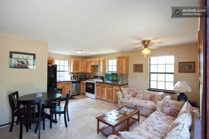 Onion Creek House, Sits On 30 Acre - Dripping Springs, TX