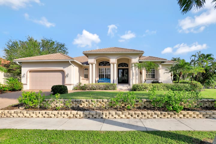 818 Waterfront Executive Home With Boat Lift - Marco Island, FL