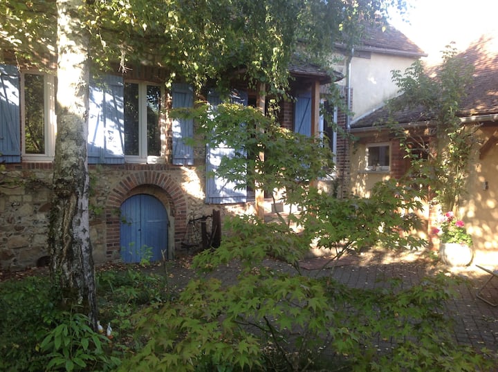 Jolie Maison Dans Village Près Sens - Sens