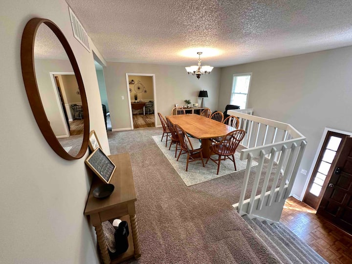 Cozy Columbia Home Near Campus - Columbia, MO