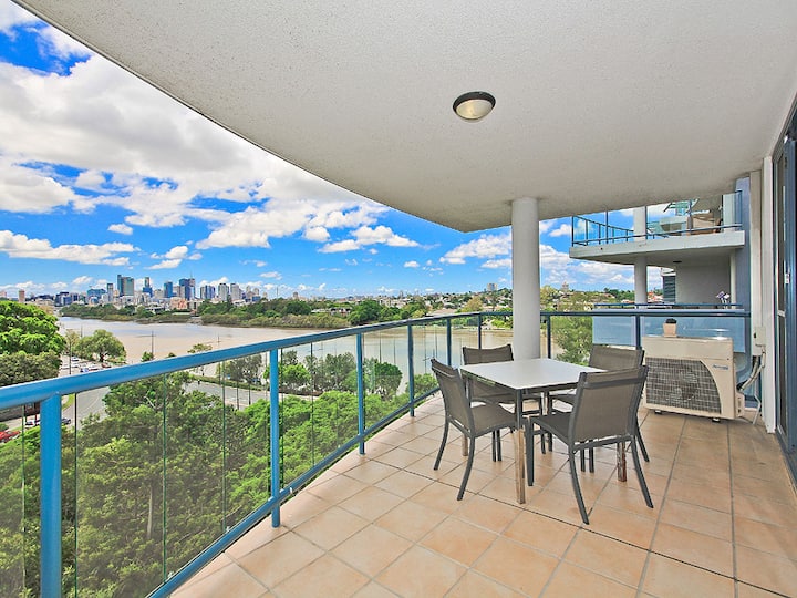 Spacious 2 Br Apt With Amazing Views - 