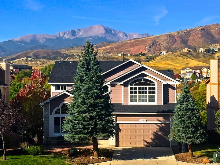 Pikes Peak Views! Fire Pit, Pool Table & Arcade! - Colorado Springs, CO