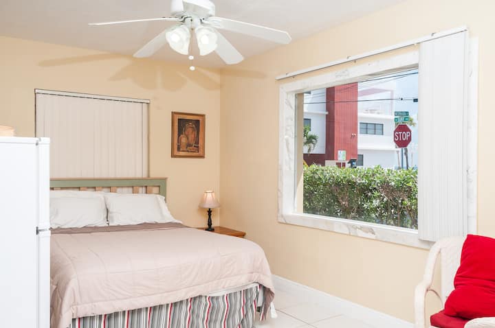 1 - Beach Bungalow ,Free Parking (No Oversize Car - Hollywood, FL