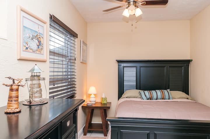 5 - Beach Bungalow W/ Free Parking - Hollywood, FL