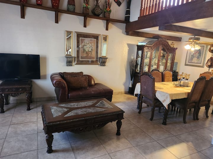 Big House Plety Of Space - Glendale, AZ