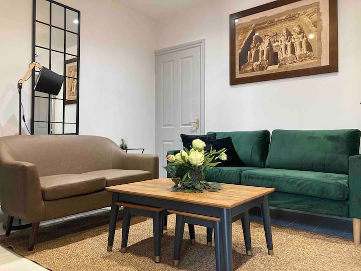Cheerful Residential Home With Indoor Fireplace - 쉐어