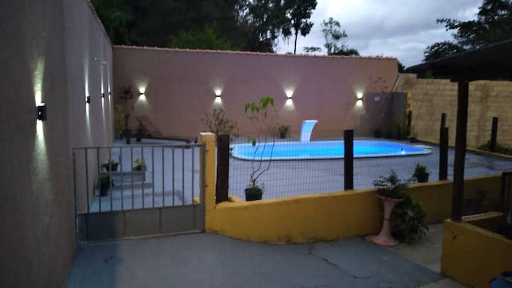Casa Confortável  Com Piscina, Gramado E Garagem. - Caraguatatuba