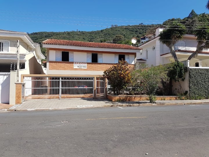 Casa Em Frente A Praça De Aguas De Lindóia - Águas de Lindoia