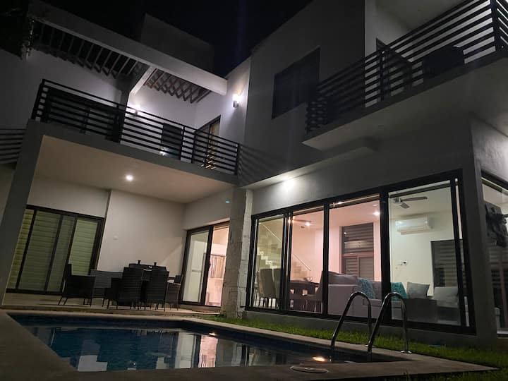 Hermosa Casa En Residencial Tulum Country Club - Akumal