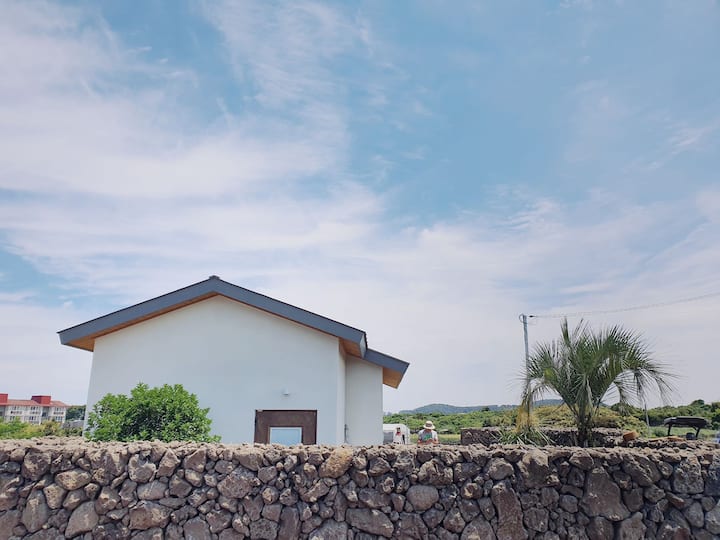 [제주우] 제주 전통 대문(정낭)과 돌담 & 야외자쿠지가 있는 프라이빗 독채 - Jeju