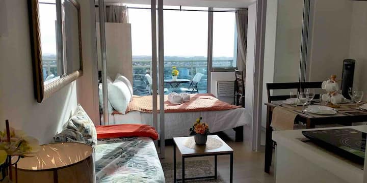 Azure Bahamas Condo Paris Hilton Beachclubwavepool - Parañaque