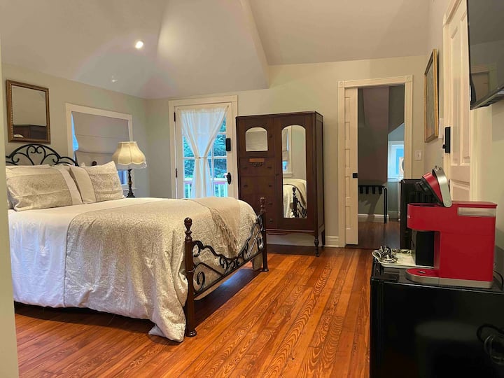 Victorian Cottage Downtown - "Green Room Aerie” - Asheville, NC