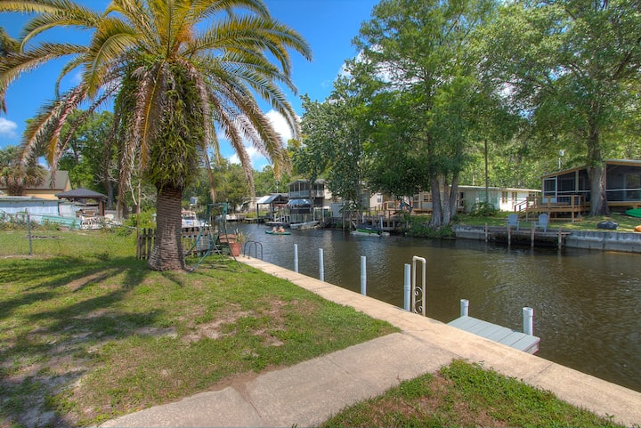 3 Bedroom Farmhouse Vacation Home On The Water. - Spring Hill, FL
