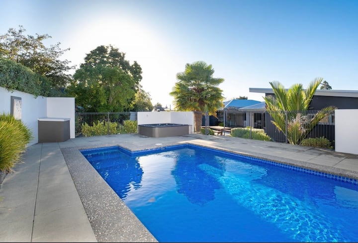A Luxe Modern Havelock North Home With Pool & Spa - New Zealand