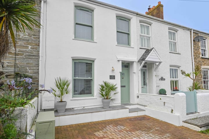 Newly Renovated Seaside Cottage With Parking - Perranporth