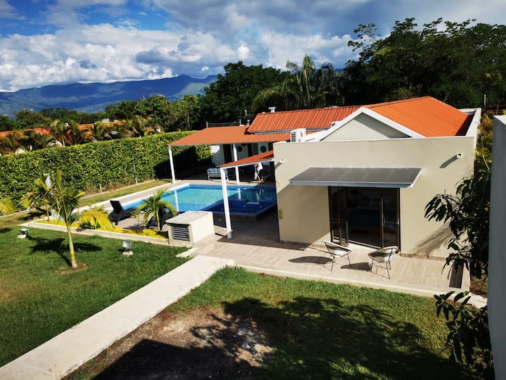 Espectacular  Casa Con Jacuzzi Y Turco Privado - Melgar