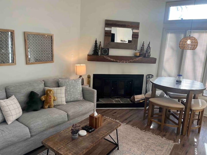 1 Bedroom Condo Slopes Still Open! 5 Min Walk - Wintergreen, VA