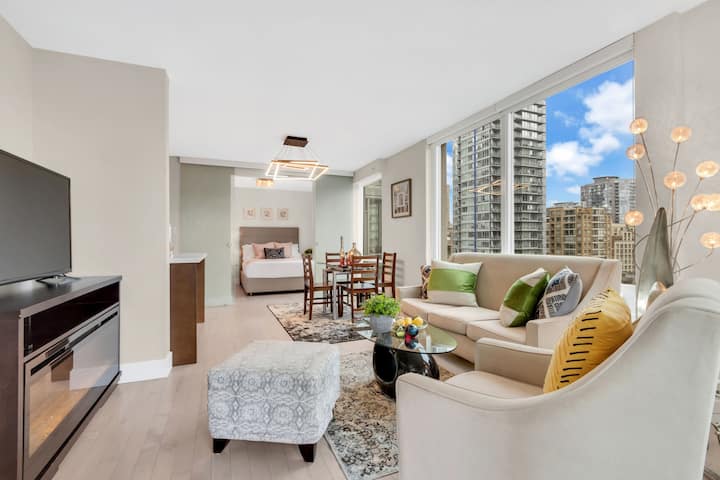 2 Bdrm 2 Bthrm Corner Apartment - Vancouver