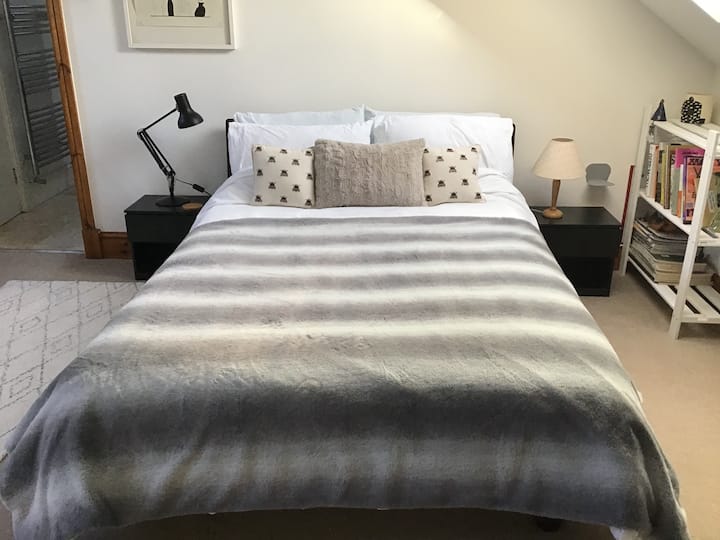 Large Double Light, Airy, En-suite Bath & Parking - Knaresborough