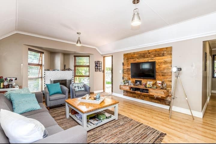 3 Bed House In Douglasdale, Sandton. Power Backup - Randburg