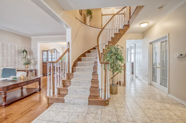4 Bd 2.5 Ba Home By Centrum Mall & Signature Plaza - Kanata