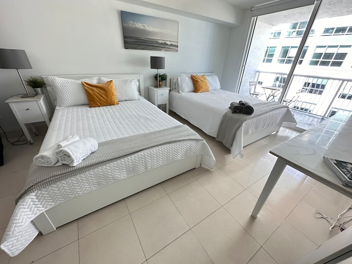 High-floor Brickell Studio, Free Parking, Pool - Miami, FL