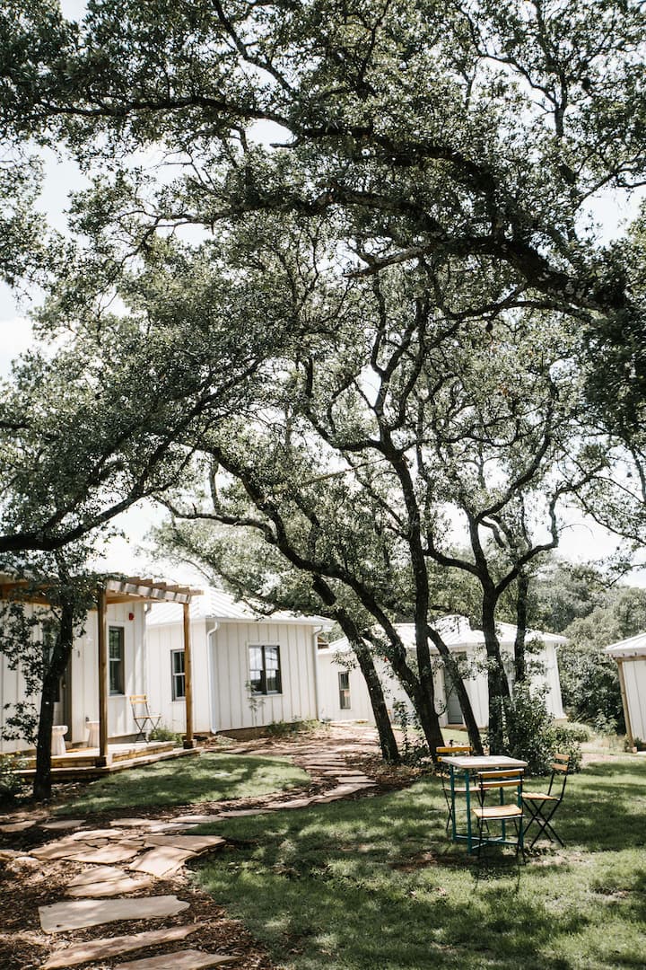 Private Retreat With Eight Cottages And Pool - オースティン, TX