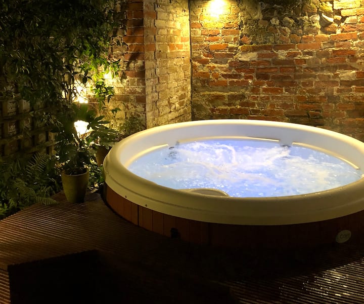 Secluded Cottage-private Courtyard And Hot Tub - West Sussex