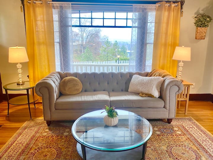 Garland Cottage - Cozy 4 Bedroom With City Views - Spokane, WA