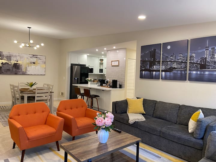 Luxury Condo Downtown  Bellevue - Free Parking - Bellevue, WA