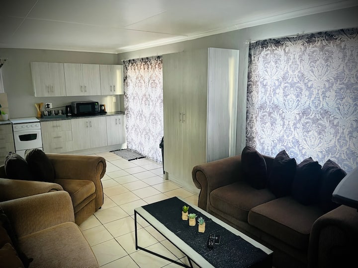 Adorable 1-bedroom Apartment In Suiderberg - Pretoria