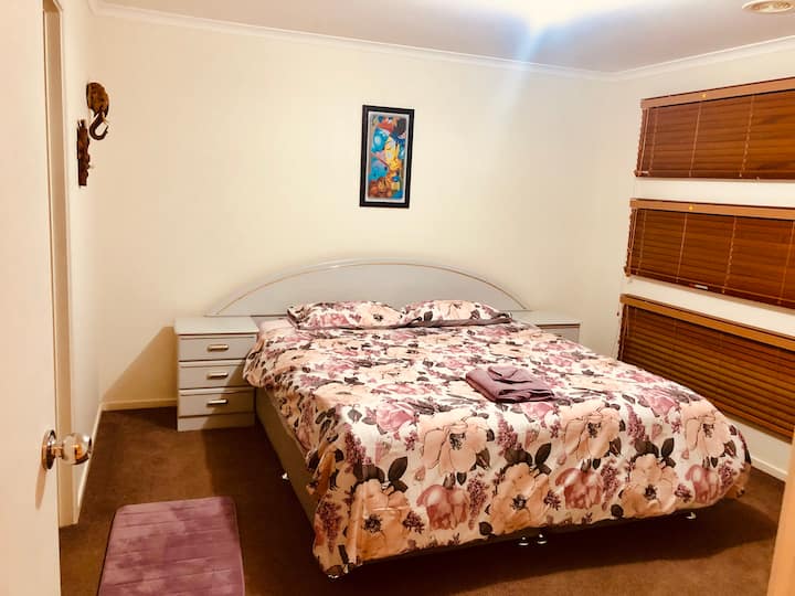 Cozy,colourful Master Room With King Bed & Ensuite - Glengarry