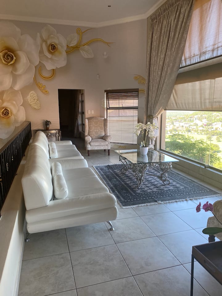 Beautiful Home With Stunning Views, Gym And Pool - Alberton