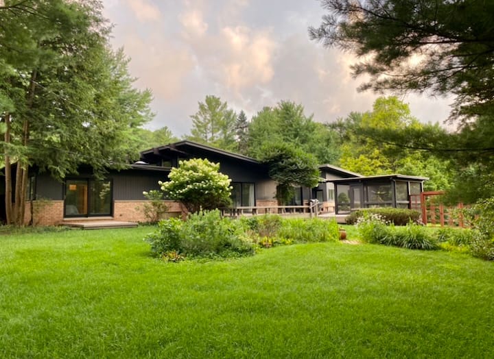 Mid Century Ann Arbor Getaway - Ann Arbor, MI