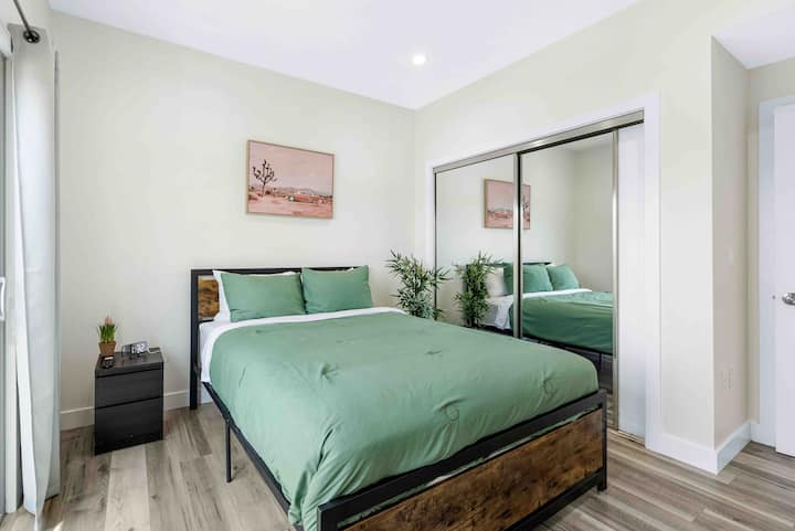 Private Queen Bedroom Hollywood - Hollywood, CA