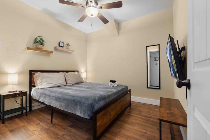 Cozy Private Queen Room W/ 40" Tv Near Bishop Arts - Dallas, TX