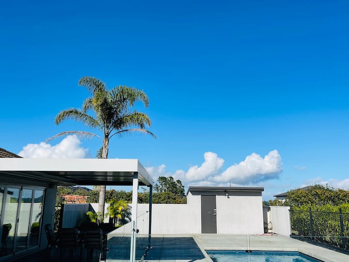 Overlooking The Spacious Manor With The Pool - Riverhead