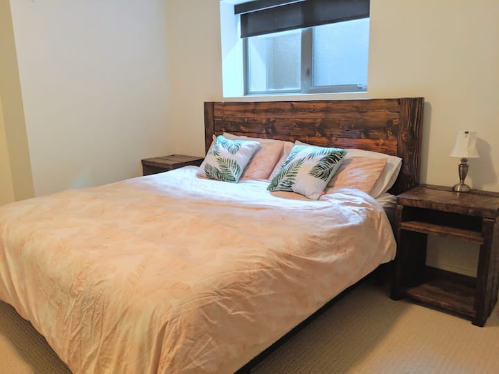 Private Bed & Bath With Seperate Access! - 킬로나