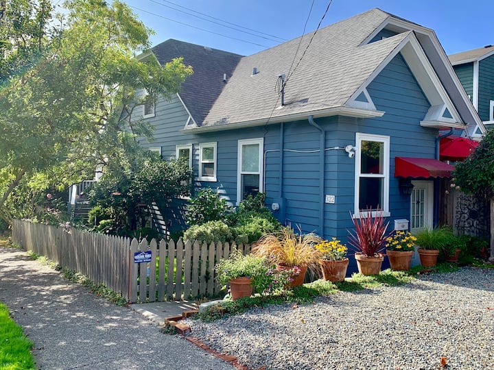 Deluxe City Escape, Zen "Maple Leaf" Garden Apt - Seattle, WA