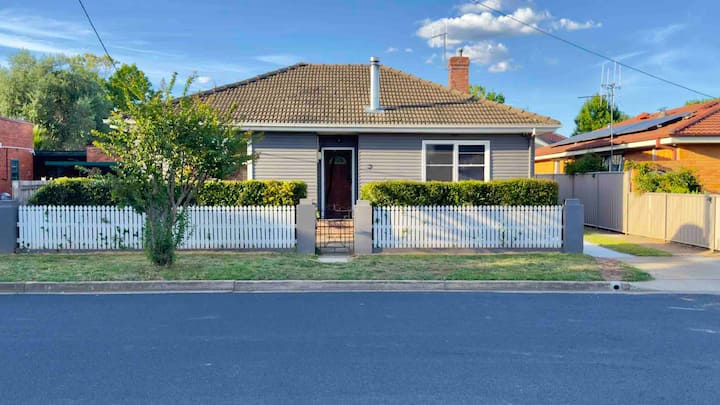 Bungalow In The Heart Of Town - Canberra