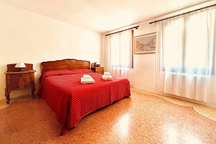 Classic Bedroom With Ensuite Bathroom - Venice
