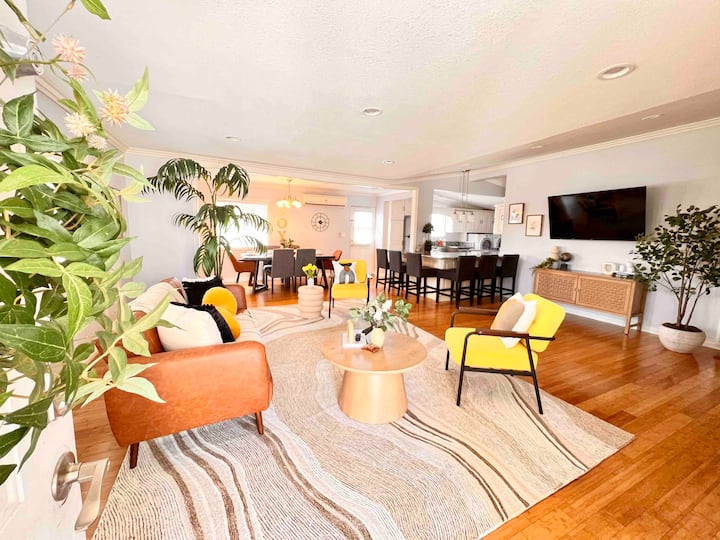Joyful Vacation Home - Anaheim, CA