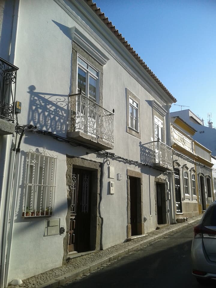 Elegant 18th Century Townhouse - Santa Luzia
