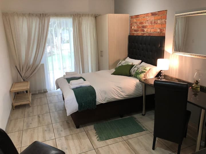 La Gratitude Protea Room - Klerksdorp