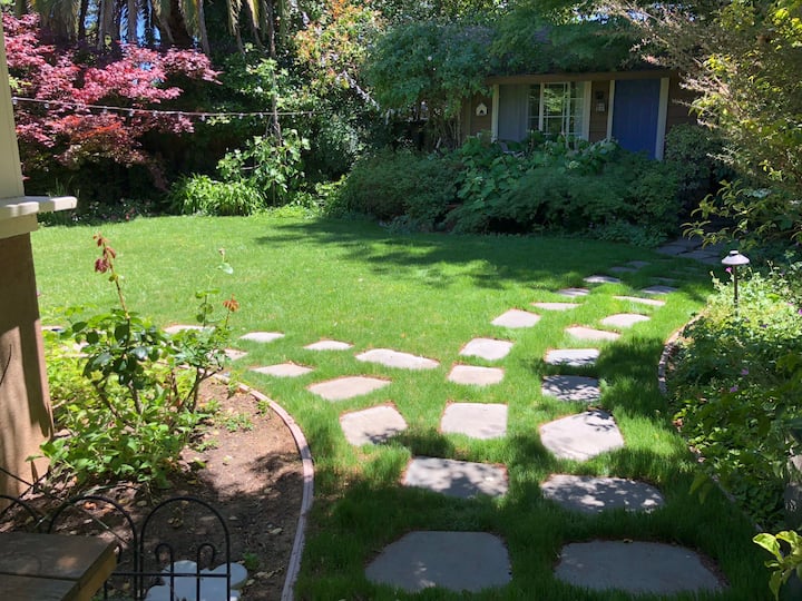 Cottage Bedroom In Secluded Garden - Menlo Park, CA