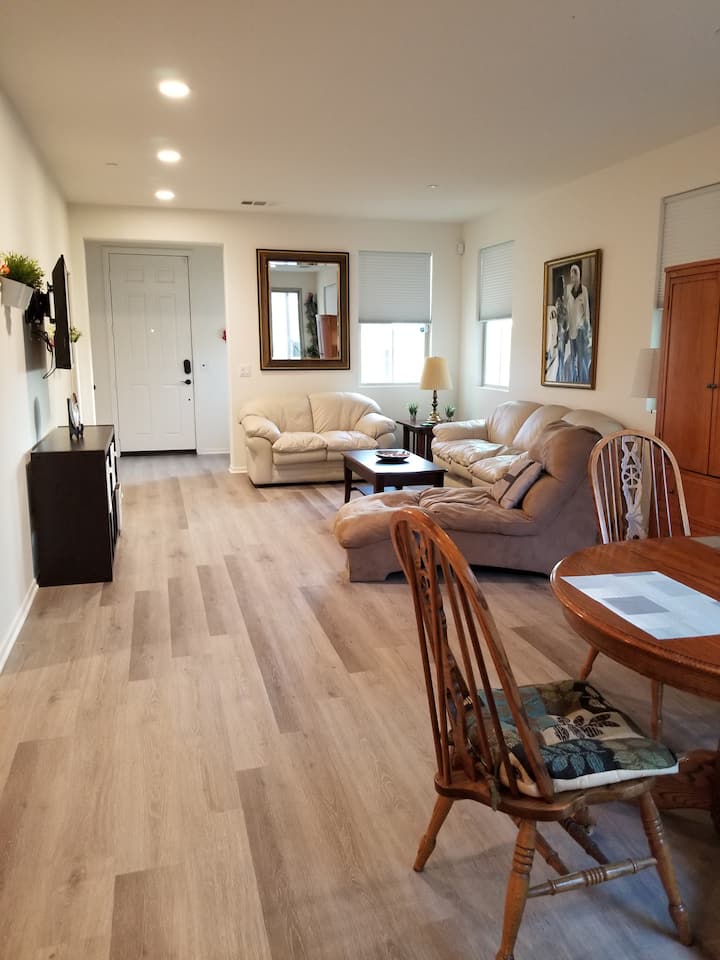 Master Suite Walk To Park/market N Mins To Airport - Ontario, CA