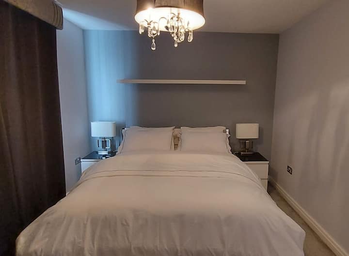 King Bed In Large Clean Room 5 Min To Anfield Fc - Guernsey