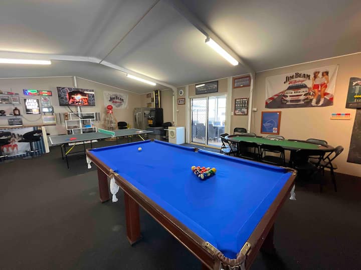Kamira House: Pool Table & Pool - Perfect Getaway! - Kitchener